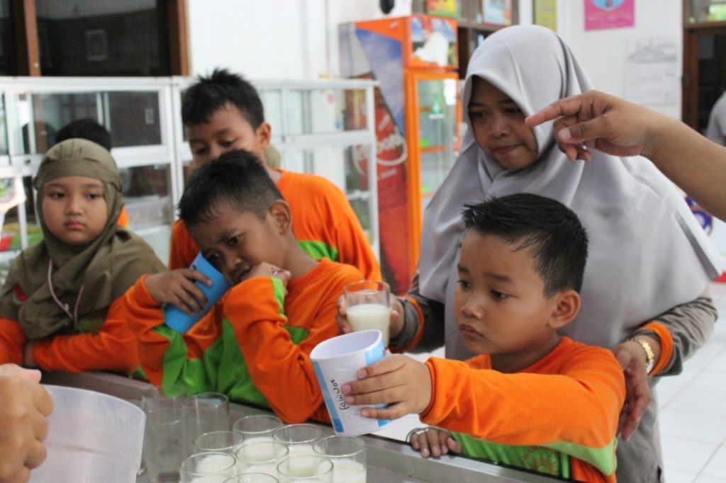 Kurangi Limbah Plastik, Siswa Solo Wajib Bawa Piring Gelas Sendiri ... Kurangi Limbah Plastik, Siswa Solo Wajib Bawa Piring Gelas Sendiri ...