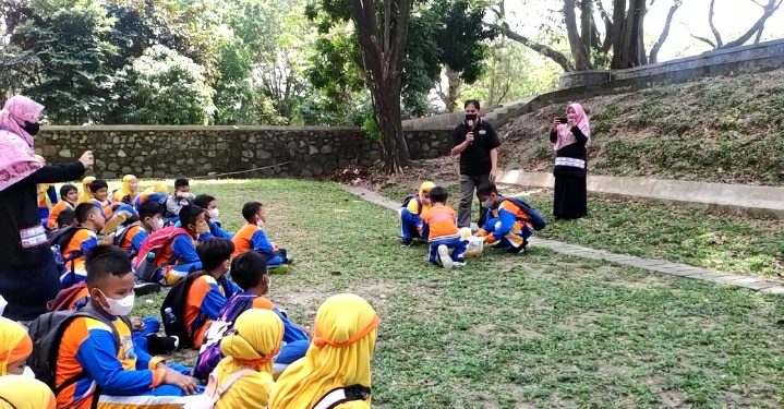 Simbol Merdeka Belajar: Siswa SD Muhammadiyah PK Kottabarat ...
