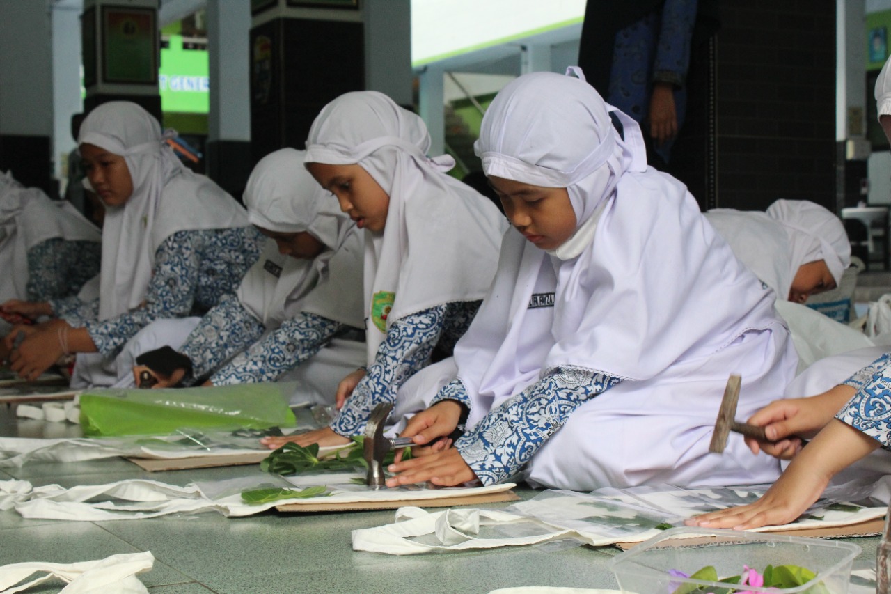 Membatik Ecoprint dengan Teknik Pounding | Muhammadiyah Jateng
