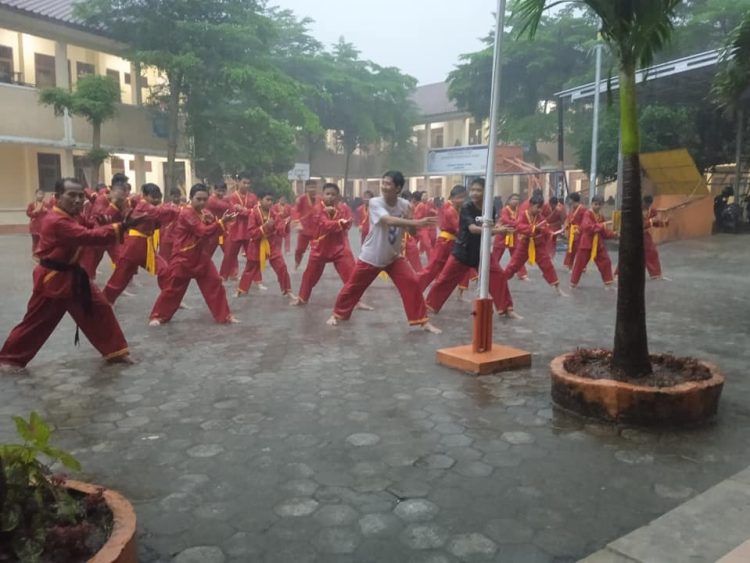 Hujan Tak Surutkan Santri MBS Bumiayu Tetap Semangat Latihan Silat ...