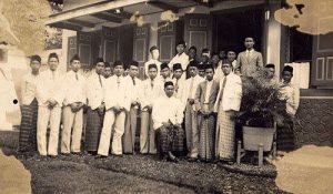 Potret KH. Mas Mansur bersama Pengajar Madrasah Mu'allimin Muhammadiyah ...