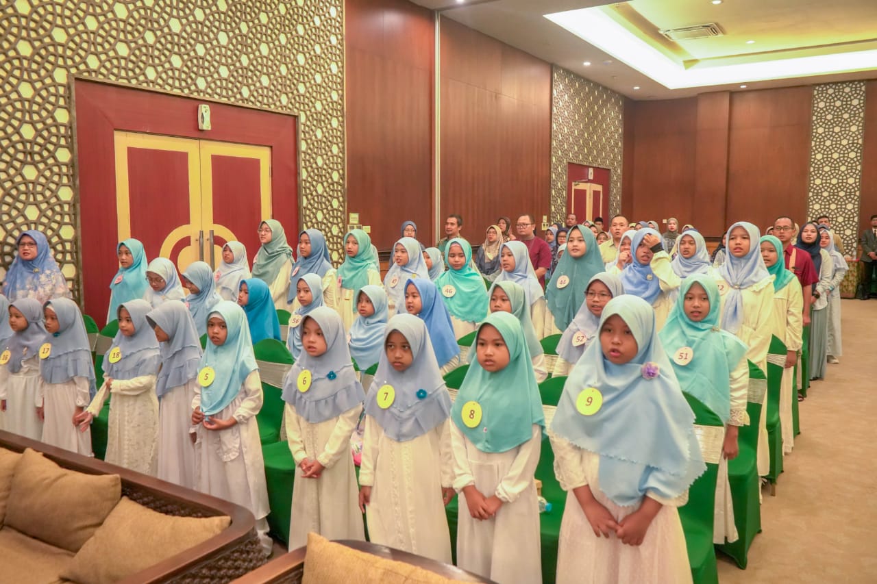 Harukan! 71 Siswa SD Muhammadiyah Plus Malangjiwan Diwisuda, Orang Tua Diberi Mahkota ...