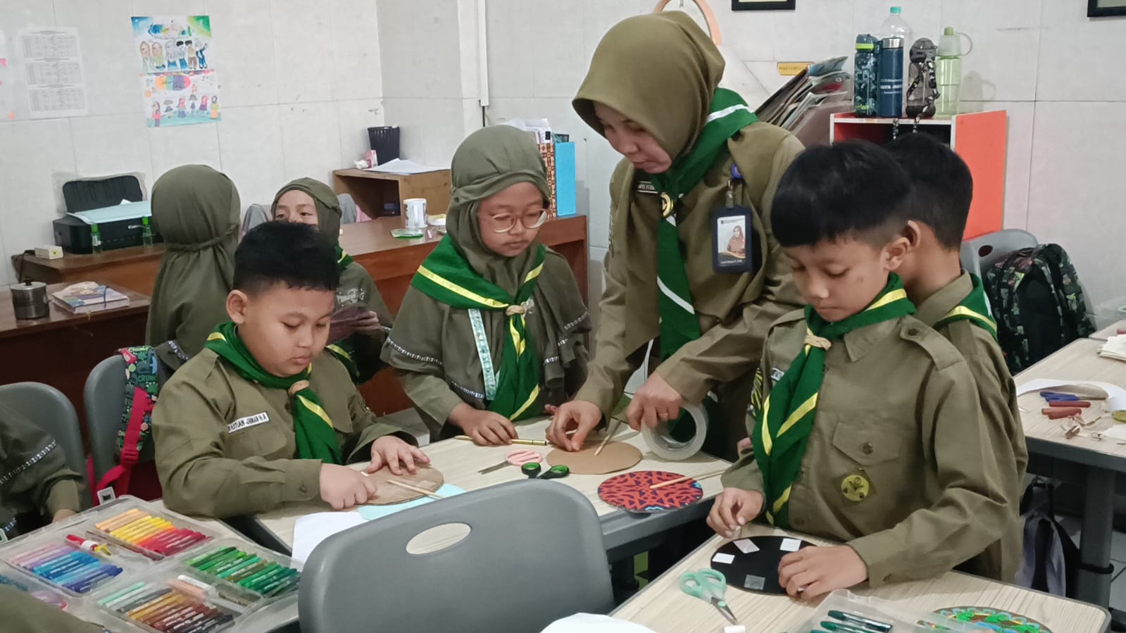 Heboh! Murid Kelas II SD Muhammadiyah PK Solo Ciptakan Kipas Batik Unik, Begini Keseruannya ...