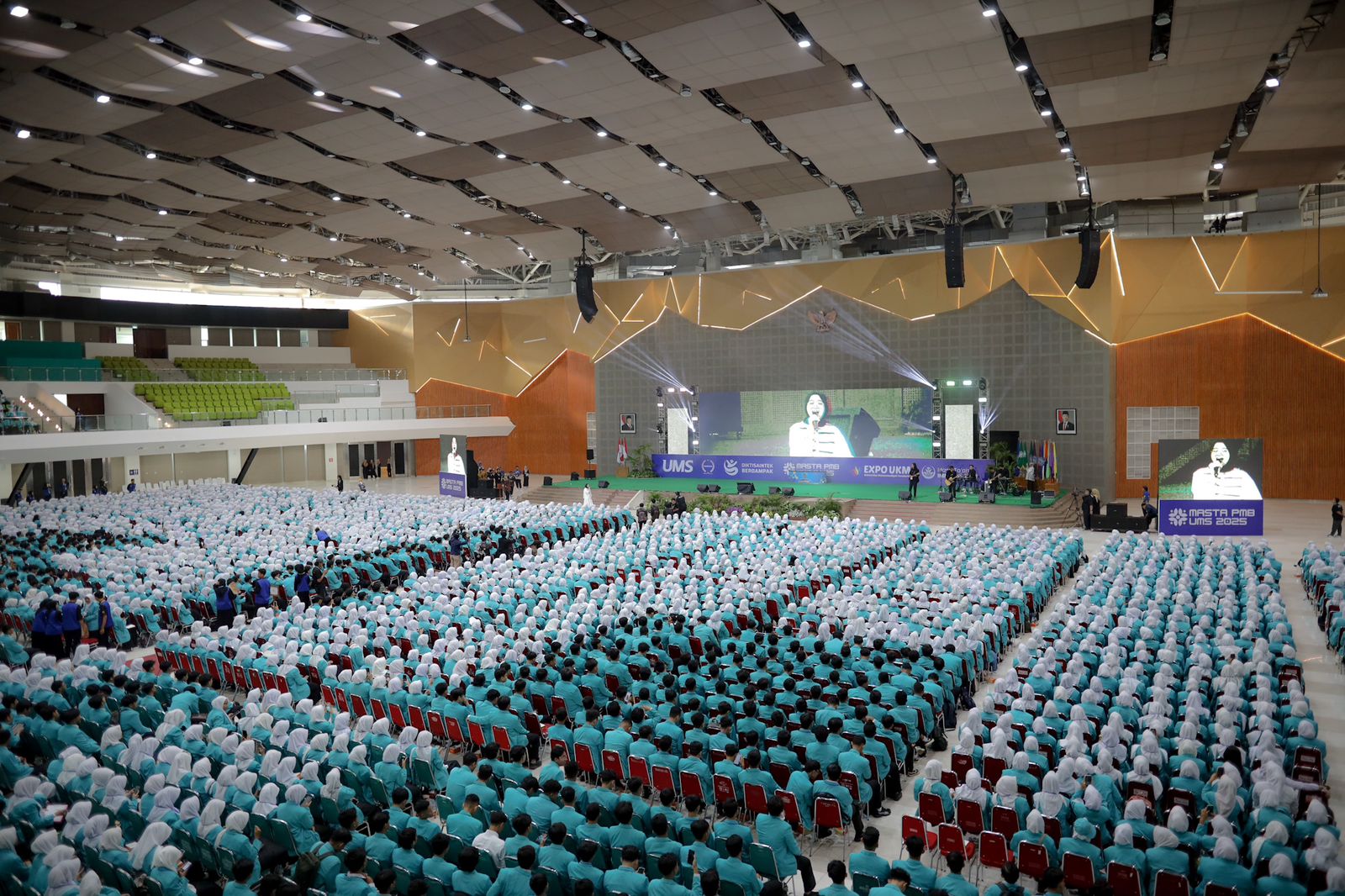 Viasa Dewa Guncang Masta UMS 2025, Ribuan Mahasiswa Baru Ikut Joget ...