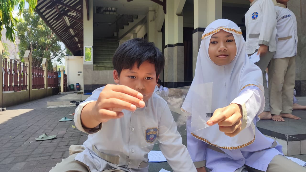 Serunya Murid SD Muhammadiyah PK Solo Belajar Siklus Air Lewat Eksperimen Langsung di Halaman ...